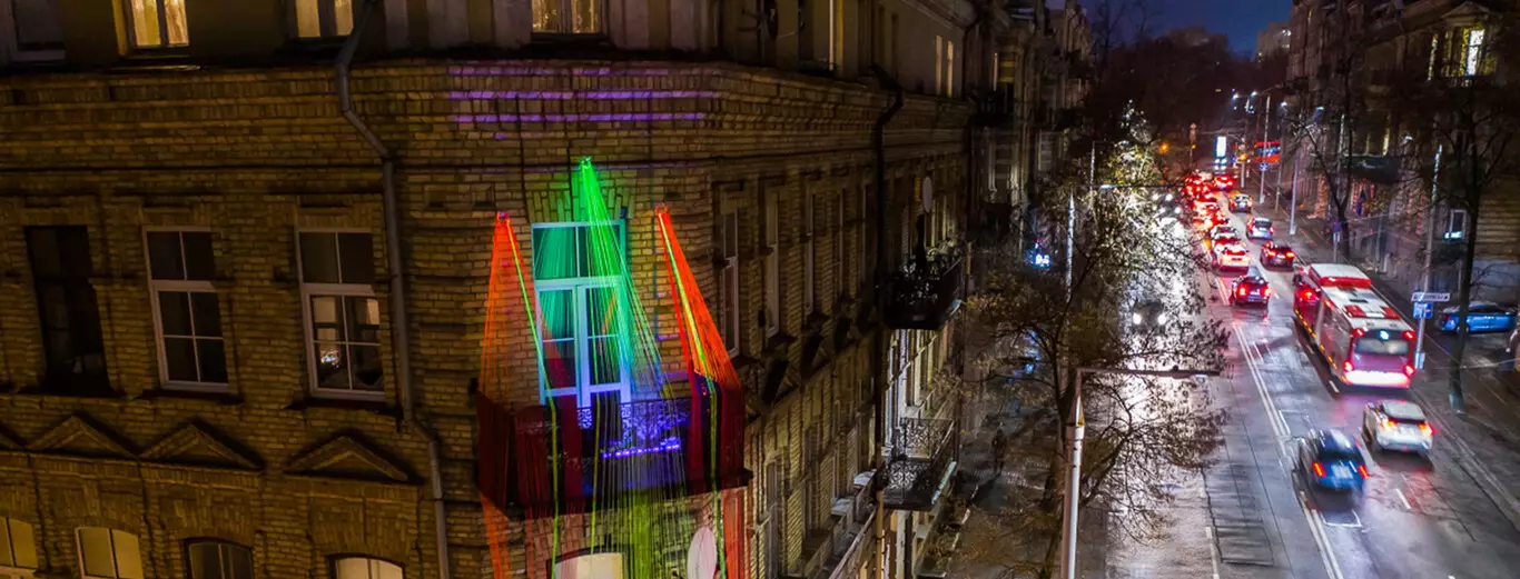 « Noël sur les balcons », exprimant l'esprit de Noël à distance de sécurité (sur les balcons, les terrasses et les fenêtres), par Adas Vasiliauskas