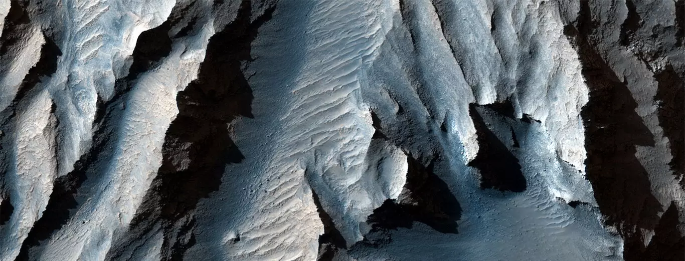 Uhlelo lwe-HiRISE lusinika umbono we-canyon enkulu kunazo zonke ohlelweni lwethu sonozungezilanga