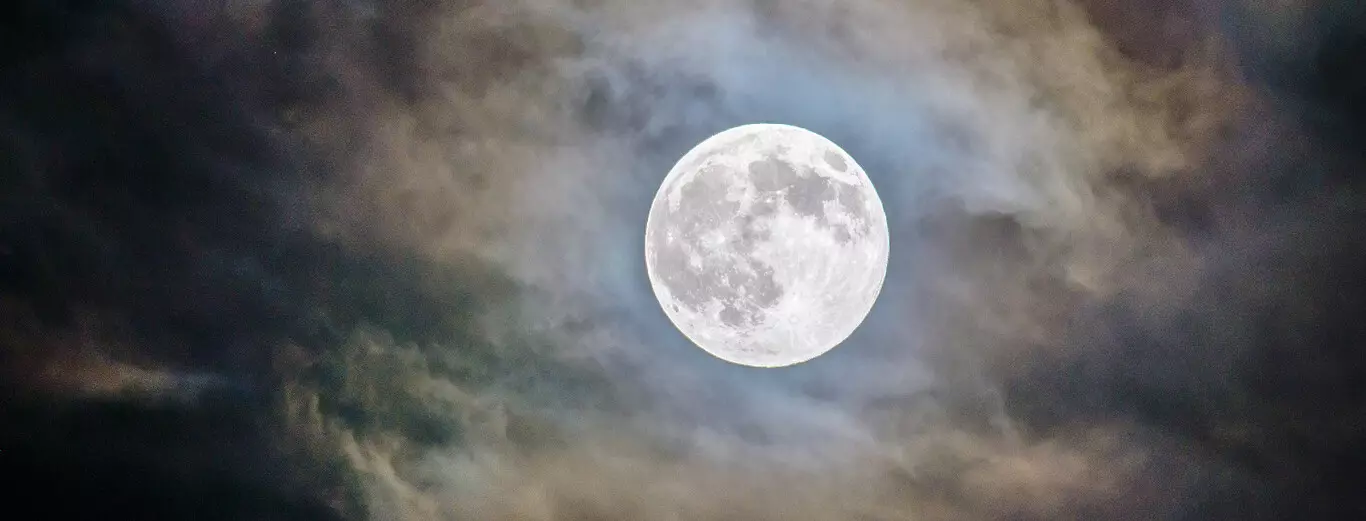 How to photograph the full blue Moon: tricks, tips and necessary material