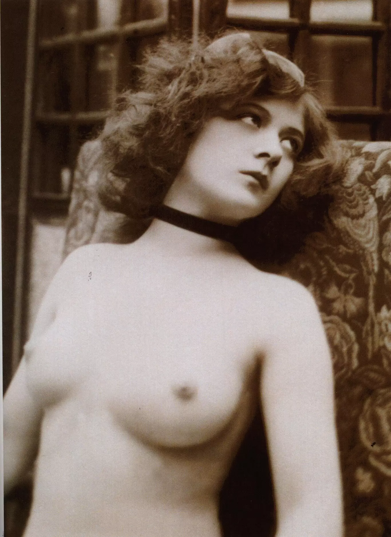 一位年輕裸體女士的老式裸體半身像照片
