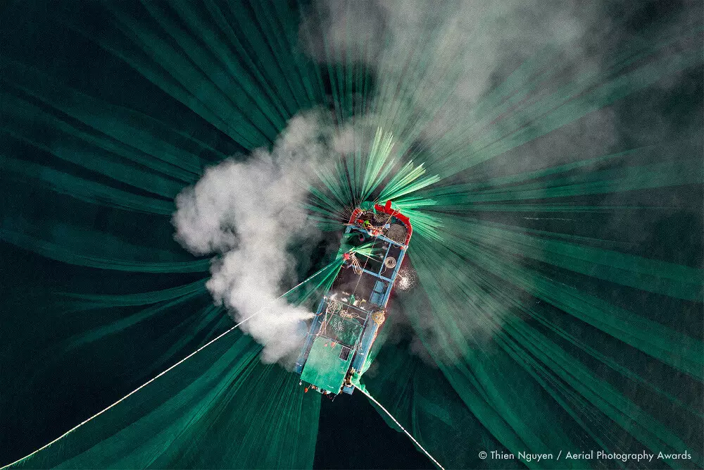 Награди за въздушна фотография на Thien Nguyen за улов на аншоа