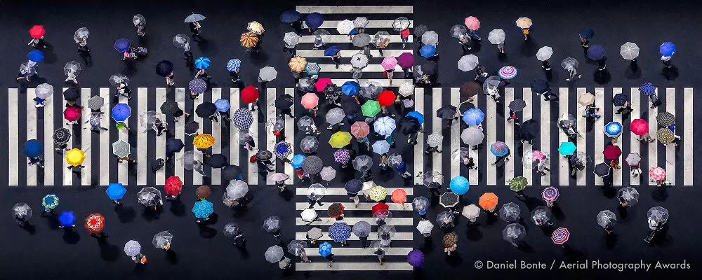 Umbrella Crossing Награди за въздушна фотография Daniel Bonte