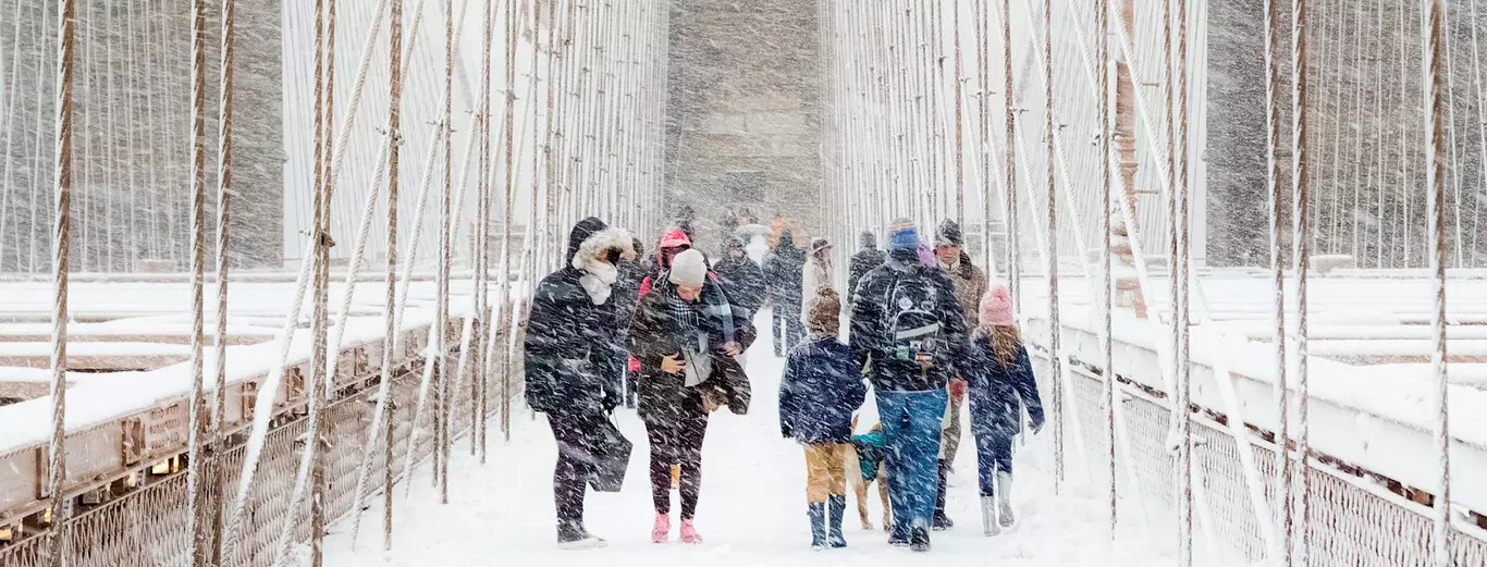 Een spectaculaire sneeuwstorm op de Brooklyn Bridge wint de wedstrijd voor weerfotograaf van het jaar 2020