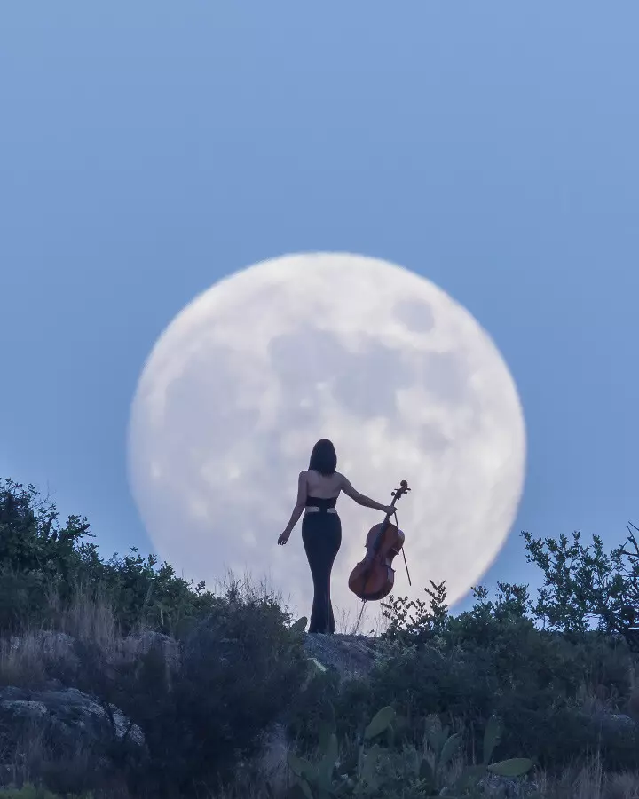 露西亚与月亮