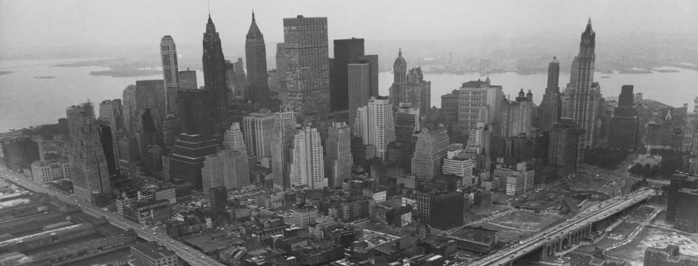 Danny Lyon. Mbibi nke Lower Manhattan ', ihe ngosi nke Danny Lyon na-ebipụtaghị na mgbanwe nke Manhattan dị ala.