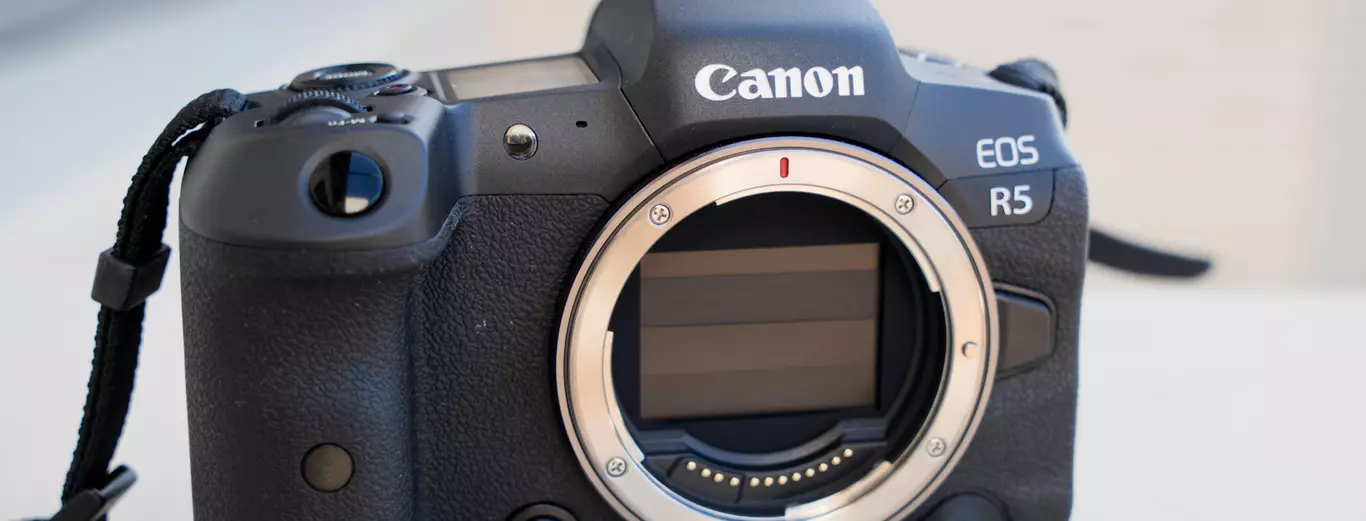 La Canon EOS R5 actualitza el vostre microprogramari per millorar la detecció de la temperatura i el control del temps en gravar vídeo