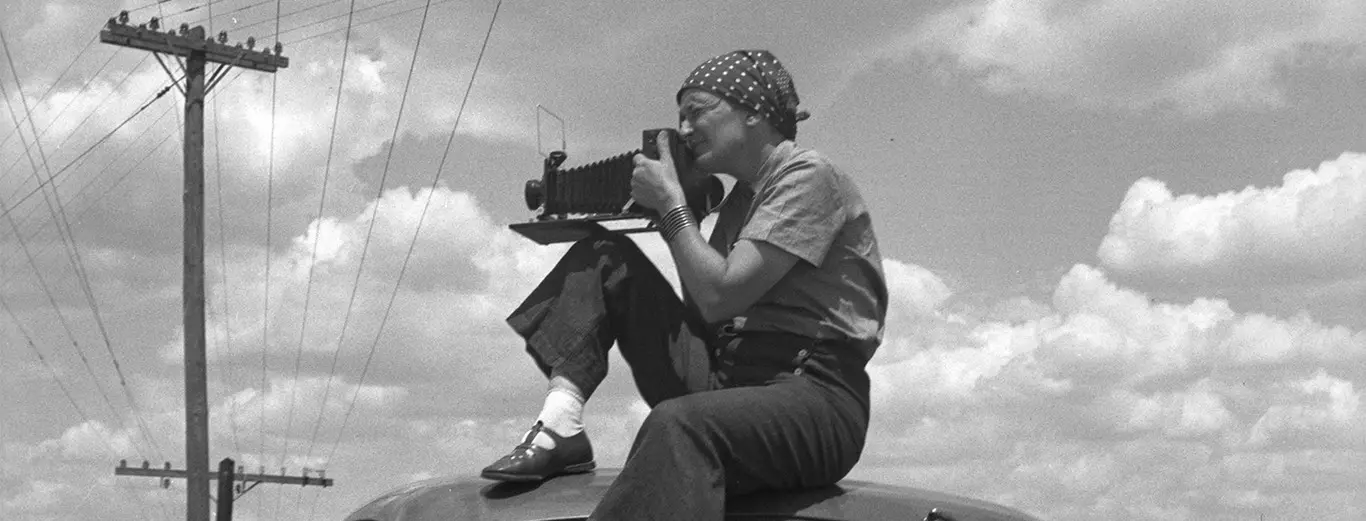 Osclaíonn Músaem Oakland California cartlann dhigiteach nua atá tiomnaithe d’obair Dorothea Lange, grianghrafadóir an bhaile.