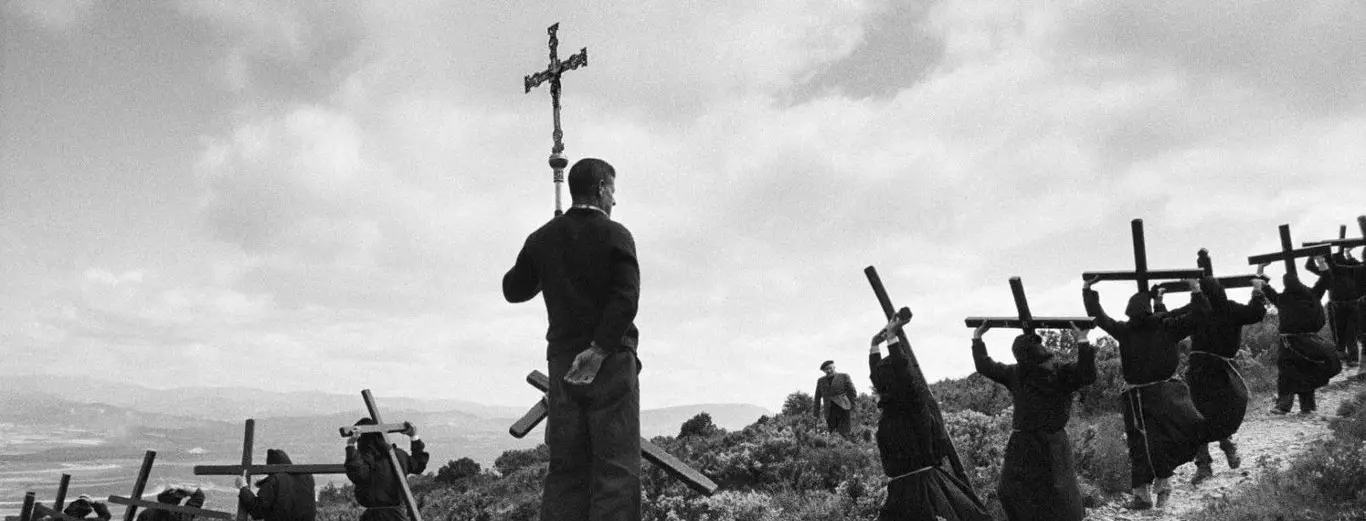 Dokumentarni film "Totum revolutum" in razstava "El Santo Christo Ibérico" pripovedujeta o resničnosti fotografa Kolda Chamorra.