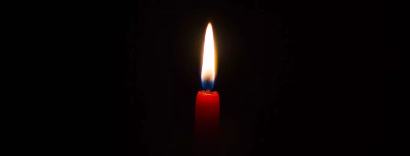 How to take a good photo of a burning candle in the dark