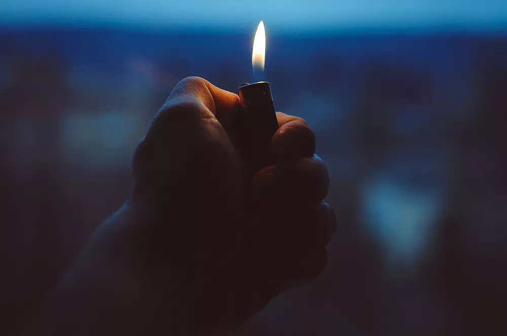 Како да фотографирате свеќа запалена во темнината 4