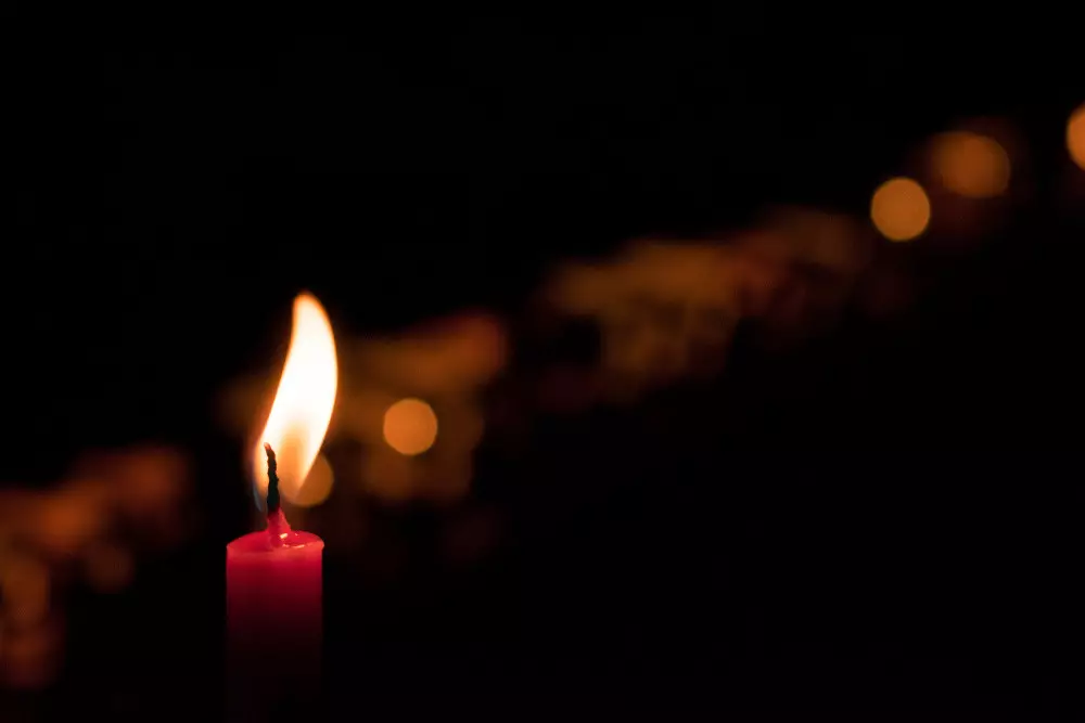Како да фотографирате свеќа запалена во темнината 6