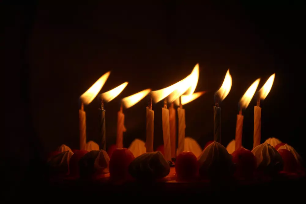 Како да фотографирате свеќа запалена во темнината 5