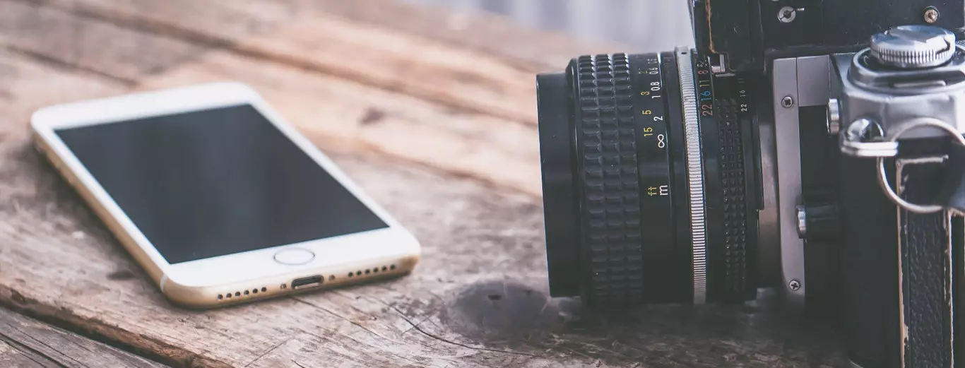 Sempre più fotografi professionisti utilizzano lo smartphone per il proprio lavoro, ma non se "di fronte al cliente"