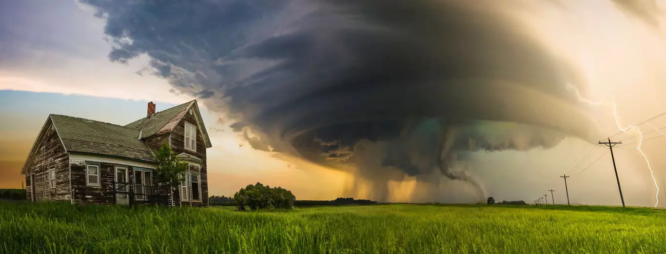 Kjo foto spektakolare e një tornado është bërë virale sepse ndjekësit e stuhisë e denoncojnë atë si një montazh