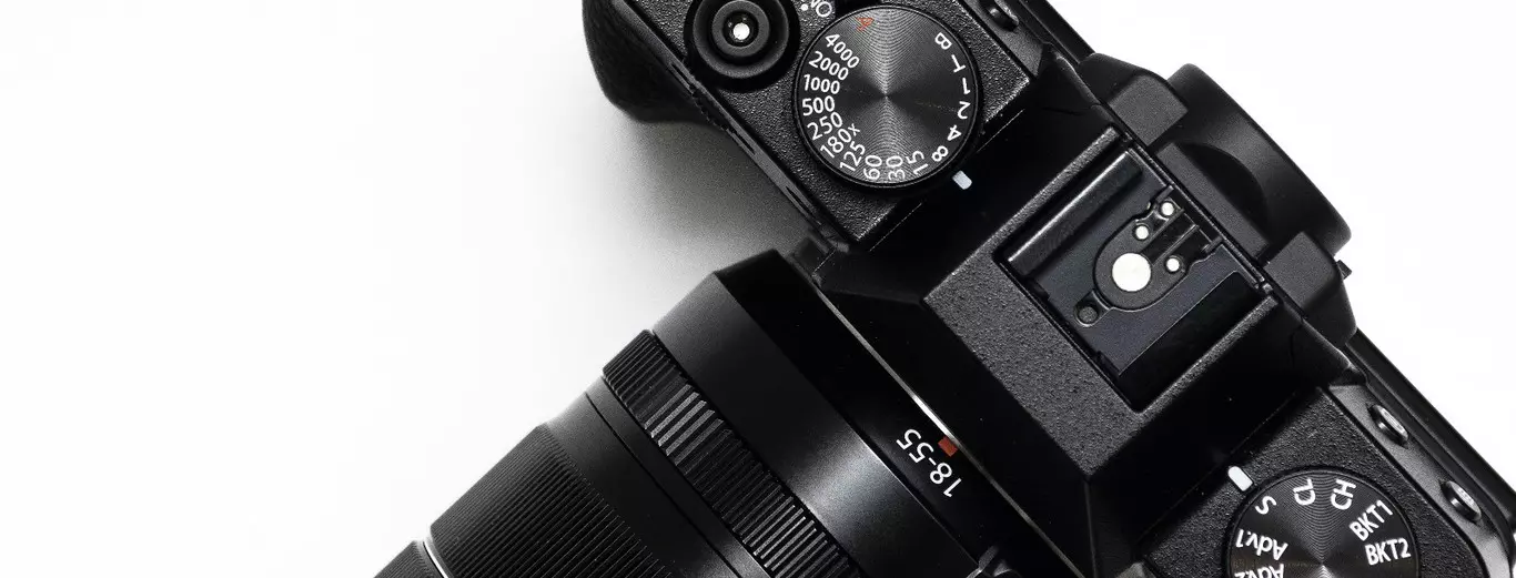 Fujifilm X Webcam, bir neçə güzgüsüz APS-C və "böyük format", Series X və GFX-dən veb-kamera kimi istifadə etmək üçün proqram