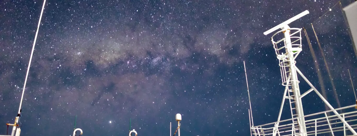 Hoe om die Melkweg en mariene bioluminessensie vanaf 'n handelskip te fotografeer, deur Santiago Olay