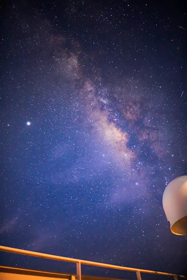 Milky Way Thiab Satellite Radome