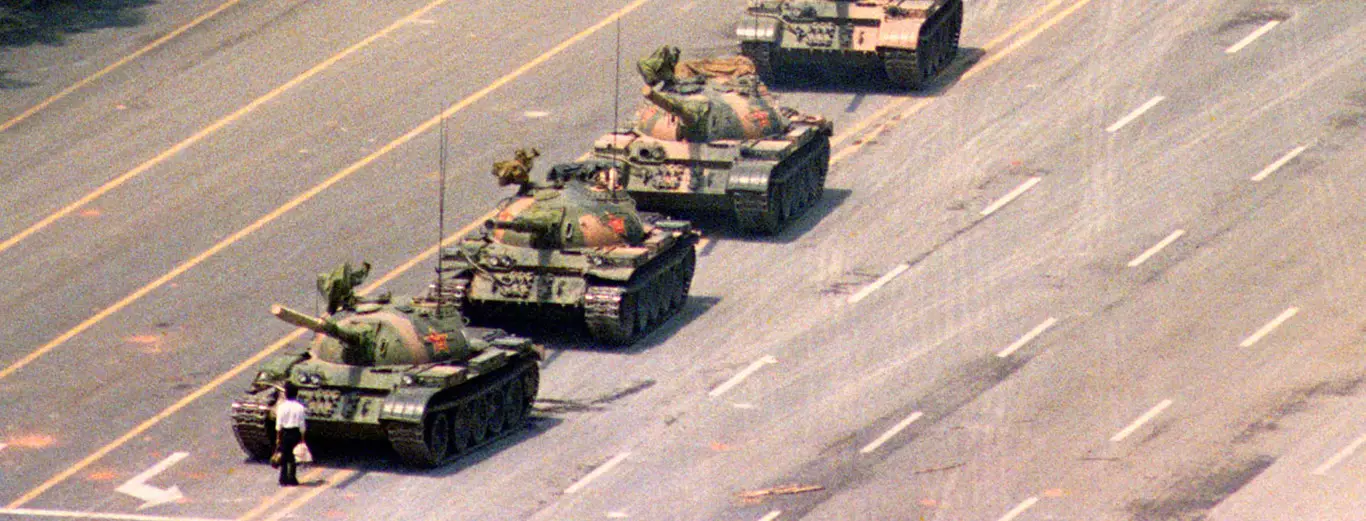 Fotografii mitice ale istoriei: „Omul din tancul Tiananmen”, imaginea care „nu a existat niciodată” dar a fost surprinsă de patru fotografi