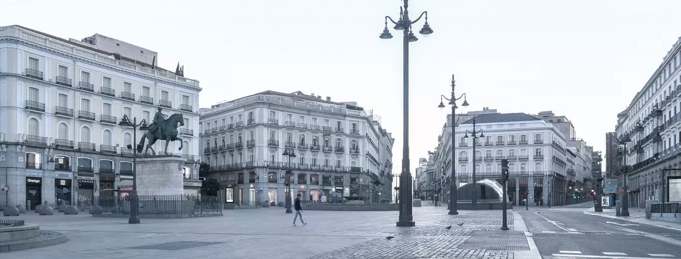 Ang 'Tanging' Olmo Blanco visual na tula tungkol sa kalungkutan ay nawalan ng laman sa mga lansangan ng Madrid o New York