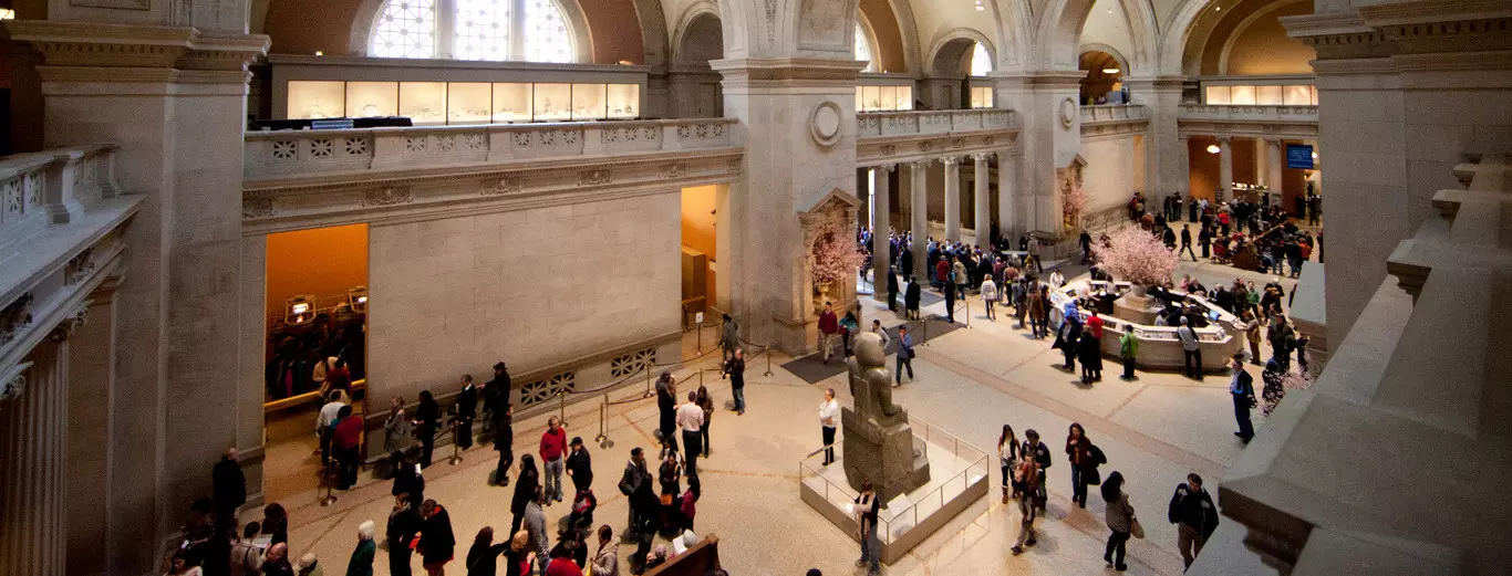 New York MET ju lejon të shikoni (të gjithë) dhe të shkarkoni (disa) katalogët e tij