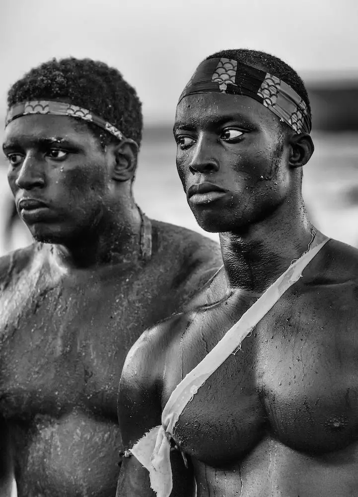 المصارعون السنغاليون ، بقلم أنخيل لوبيز سوتو