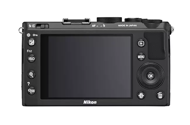 Nikon CoolPix ទិដ្ឋភាពខាងក្រោយ