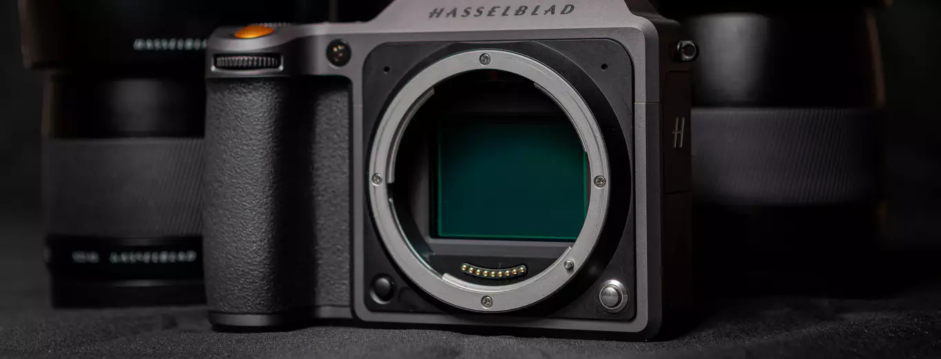 Hasselblad X1D II 50c Iloiloga: O le Meapueata Medium Formless Mirrorless