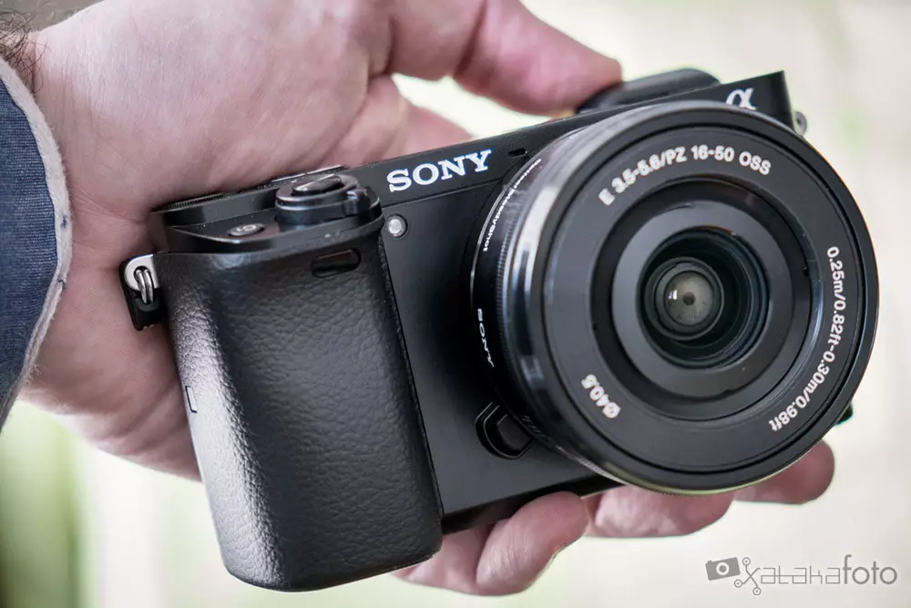 sony a6000 ပါ။