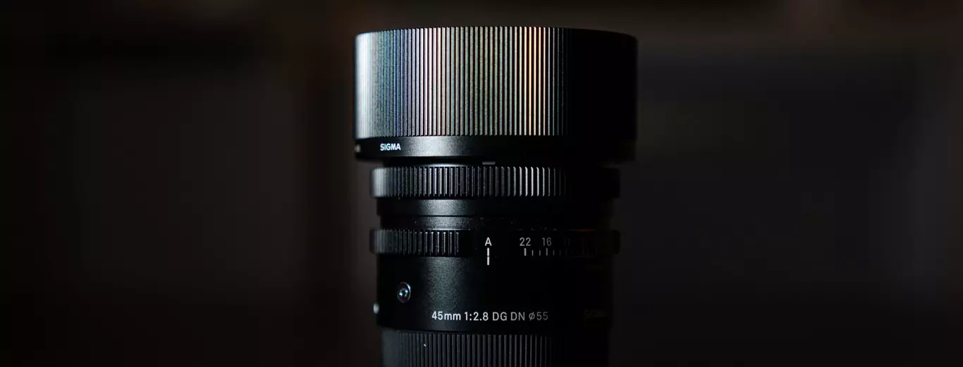 Sigma 45mm f2.8 DG DN Заманча күзәтү: камил диярлек кечкенә линза