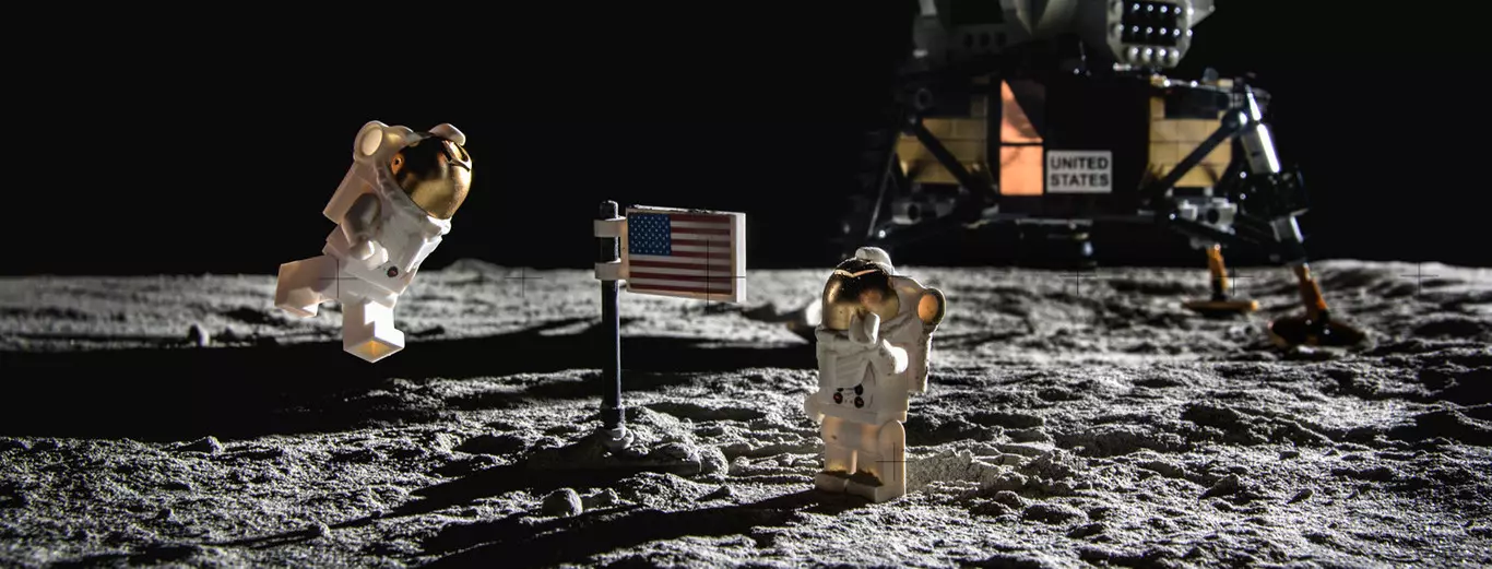 Fotograf znovu vytvoril Apollo 11 s dielikmi Lego, ako pocta 50 rokom príchodu Moon man
