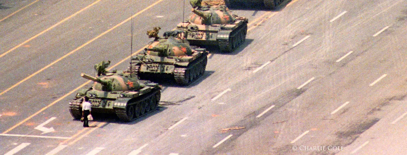 Mirė vienas iš garsiosios Tiananmenio nuotraukos autorių Charlie Cole'as