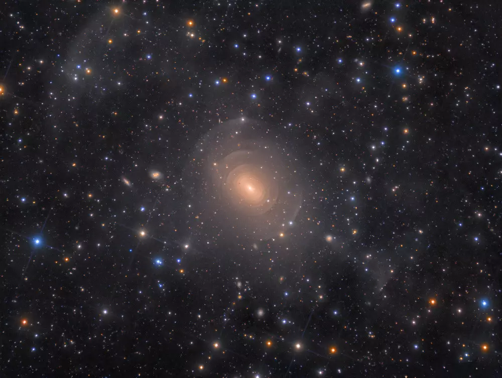 હાઇડ્રા આર રોલ્ફ વાહલ ઓલ્સેનમાં લંબગોળ ગેલેક્સી Ngc 3923 ના શેલ્સ