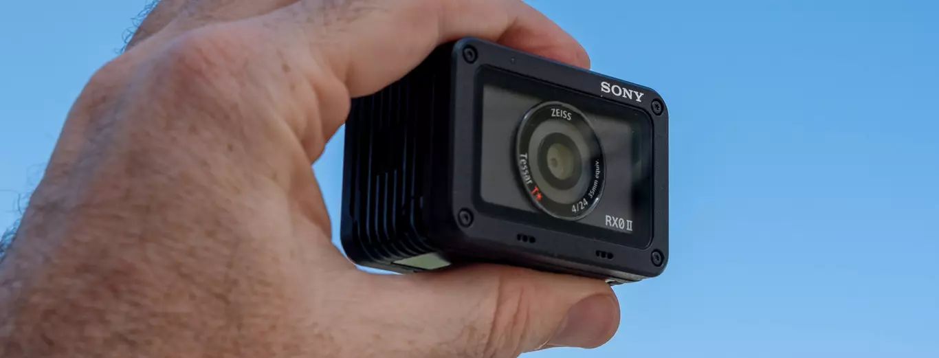 Sony RX0 II, analîz: Ya herî piçûk û herî berxwedêr digihîje çêtir bûye da ku vîdyogir û wênekêşan qanî bike.