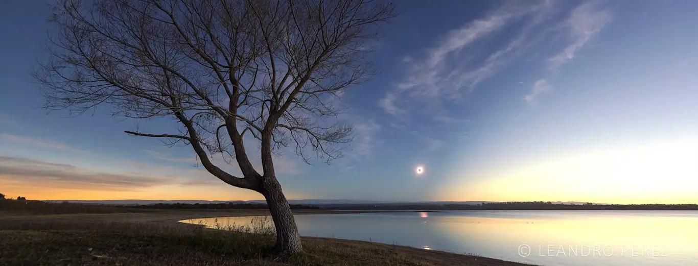 Duha ka timelapses ang nagpakita sa total nga solar eclipse gikan sa yuta ug gikan sa drone