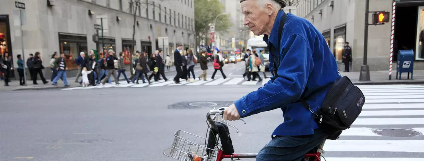 Bill Cunningham of die kuns om te weet hoe om mode in die strate van New York te fotografeer