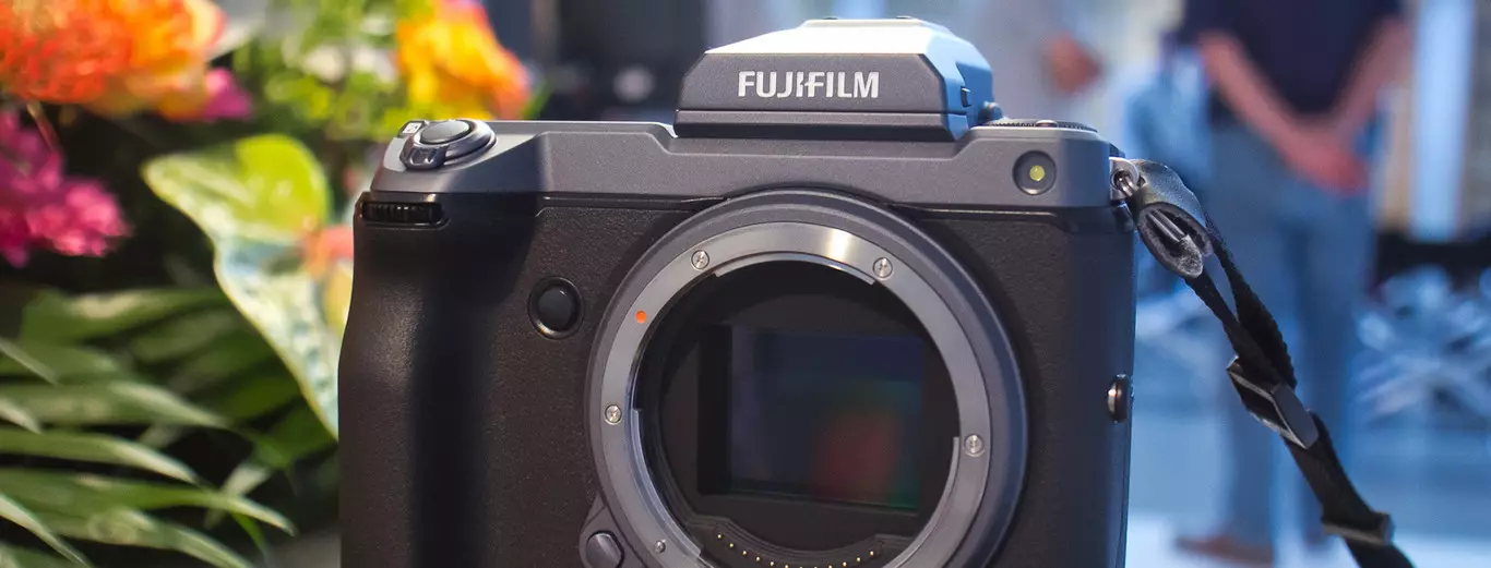 Fujifilm GFX 100 mmetụ aka na enweghị mirror 100 Megapixels nnukwu usoro