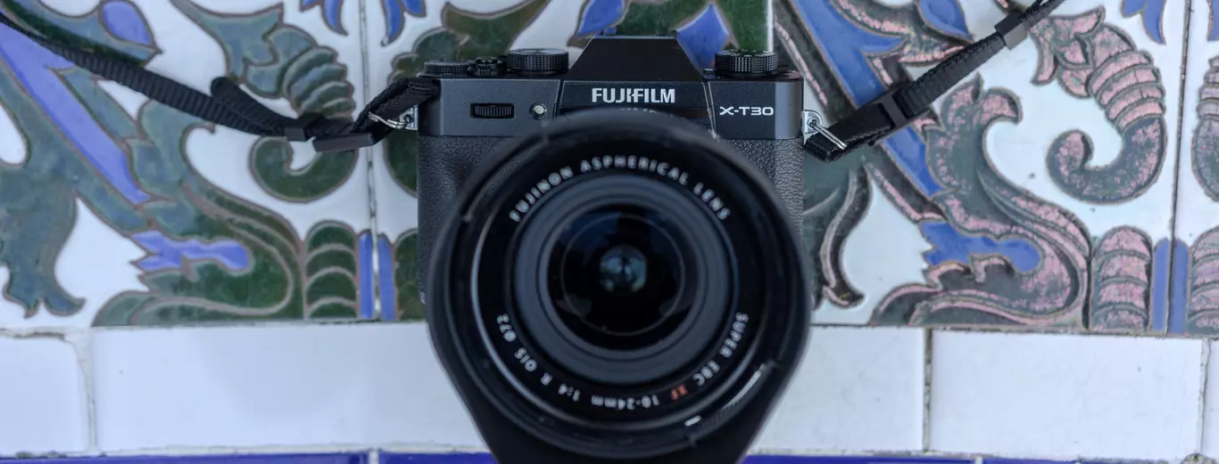 Recenzo de Fuji X-T30: la perfekta miniaturigo de la Fuji X-T3