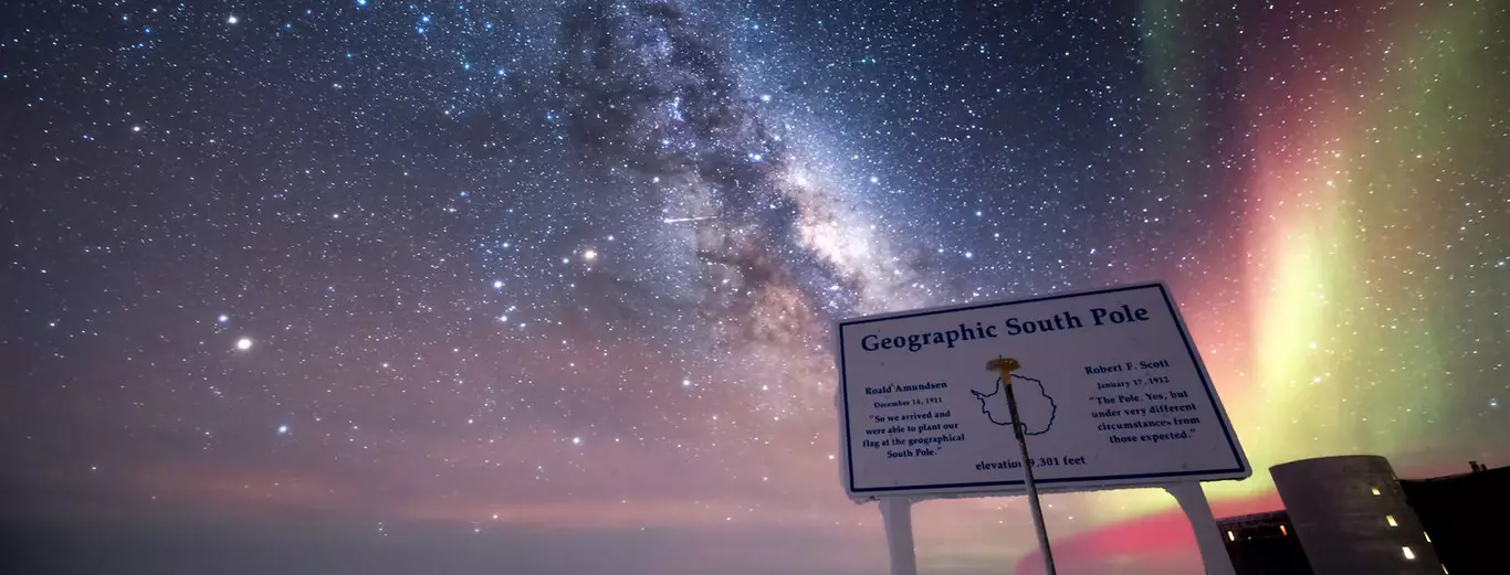 'Pole yaseMzantsi. Ubusuku kwi-Antarctica 'i-4K ye-timelapse yevidiyo idibanisa i-Aurora Borealis Milky Way