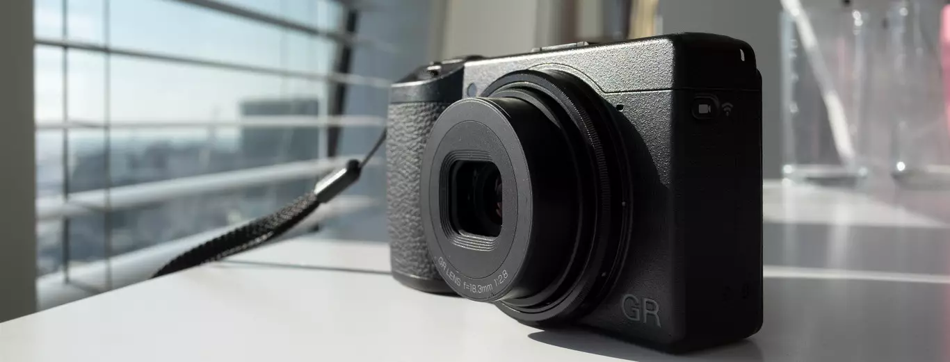 Ricoh GR III, la nova generacio de ultra-kompakta APS-C-sensilo perfekta por