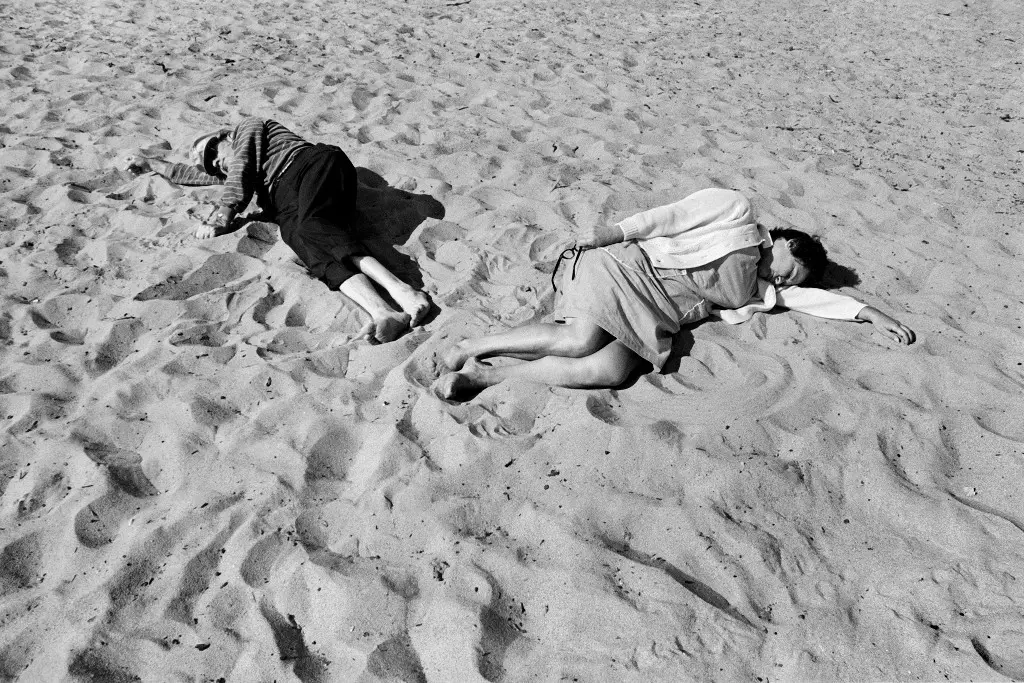 Anthony Hernandez Santa Monica #14, 1970 [Santa Monica #14] 明胶银版画，11 × 14 in (27.9 × 35.6 cm) Black Dog 系列，承诺赠予旧金山现代艺术博物馆 © anthony hernandez