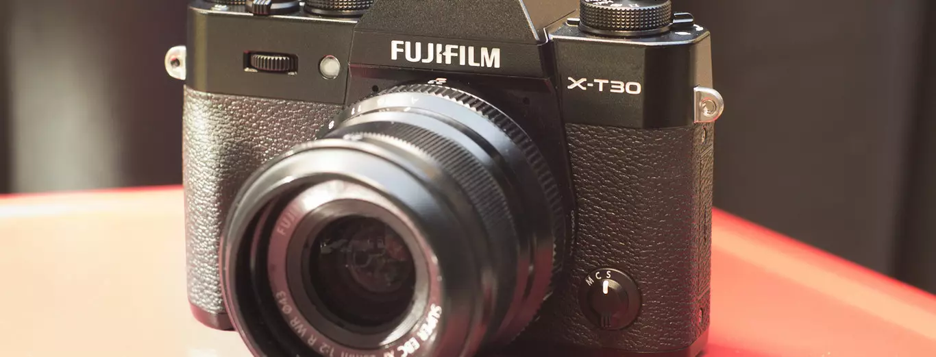 Fujifilm X-T30, karakterizaĵoj, prezo kaj kontakto kun specimenoj