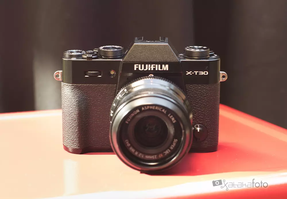 Pratinjau Fujifilm X T30