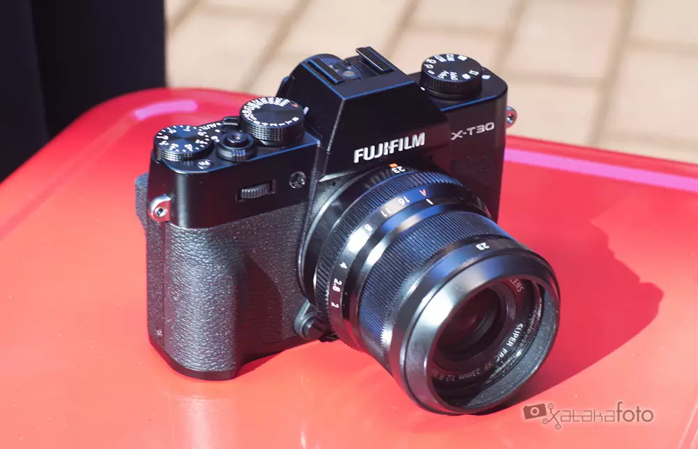 Pratinjau Fujifilm X T30