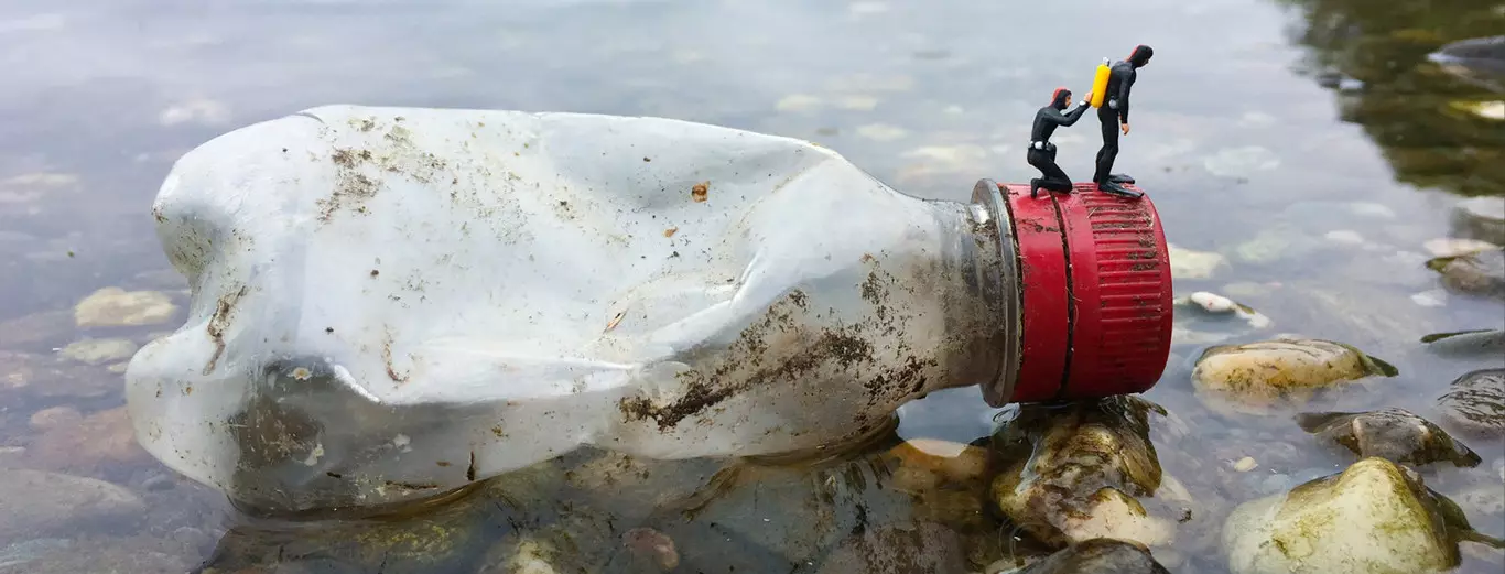 „Life in Plastic”, miniatűr játékokkal elítéli a bolygó műanyag veszélyét