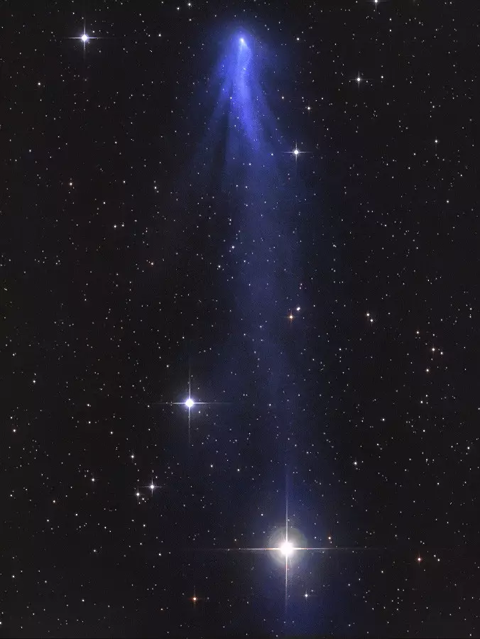O cometa C2016 R2 Panstarrs O cometa azul de monóxido de carbono xirando colas de cometas o 19 de xaneiro de 2018 R Gerald Rhemann