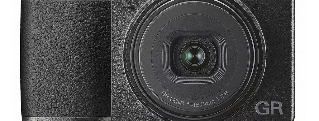 „Ricoh GR III“ – naujas atnaujintas aukščiausios klasės kompaktiškas modelis su 24 MP jutikliu