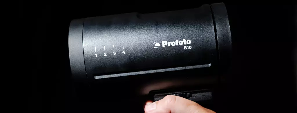 Profoto B10, kichik studiyadagi barcha ma'lumotlar va tahlillar, xuddi kattalar kabi harakat qiladi.