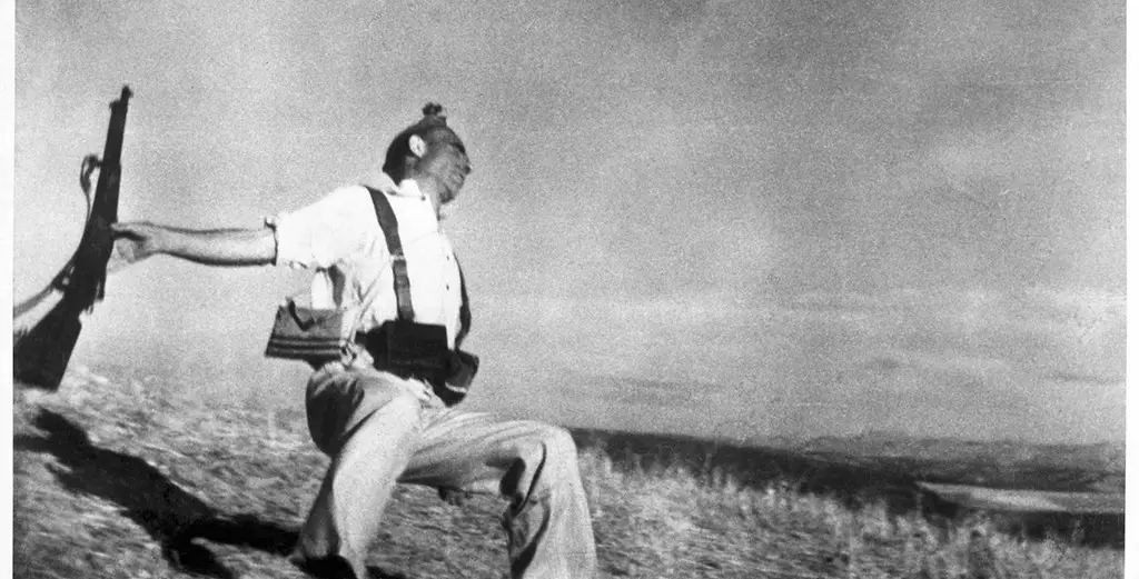 Grandaj Fotoj de Historio: "Morto de Milicisto" de Robert Capa