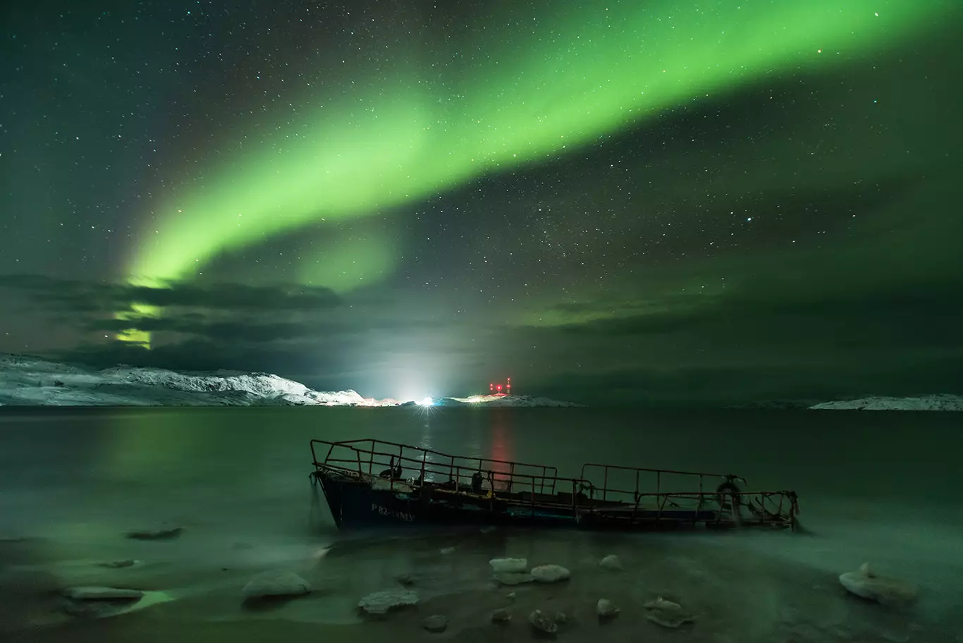 Aurora Borealis aan de kust van de Barentszzee C Michael Zav Yalov