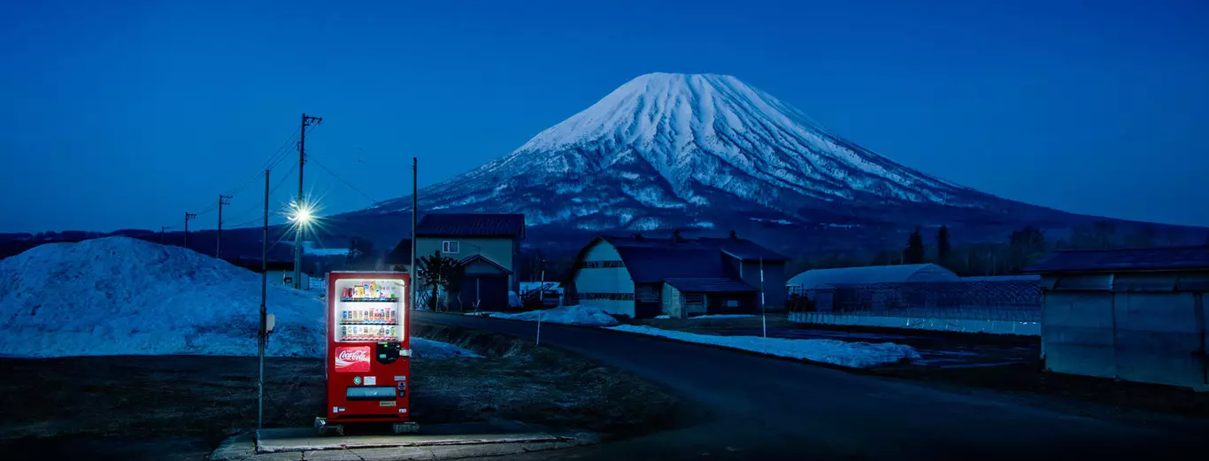 日本的路边灯、Eiji Ohashi 和自动售货机 (jidohanbaiki)